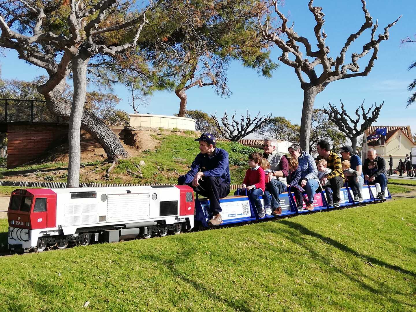 Trenes en miniatura en el parque de Ribes Roges | Penedes Turisme